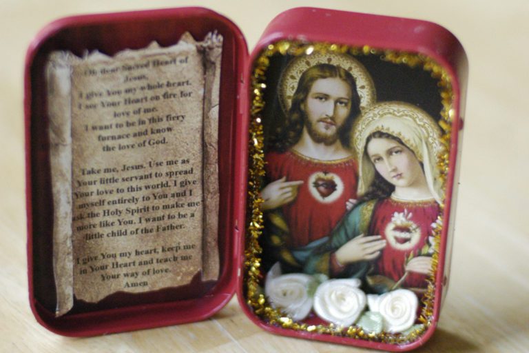 DIY Sacred Heart Pocket Shrine - Catholic Sistas